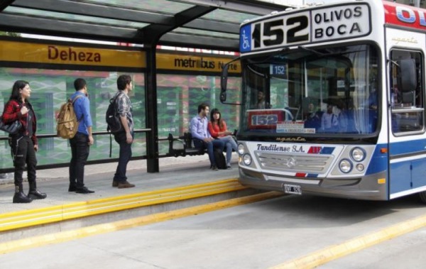 El colectivo es el medio de transporte más usado por los porteños ...
