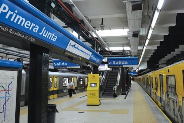 Denuncian que se derrumbó parte del techo en la estación Primera Junta ...